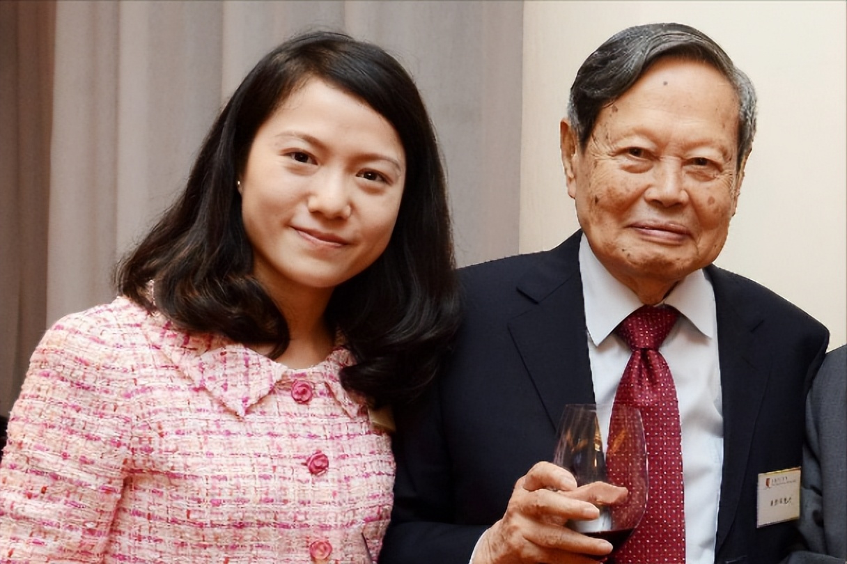 Chen Ning Yang and his wife went on an outing, and Fan Weng was ...