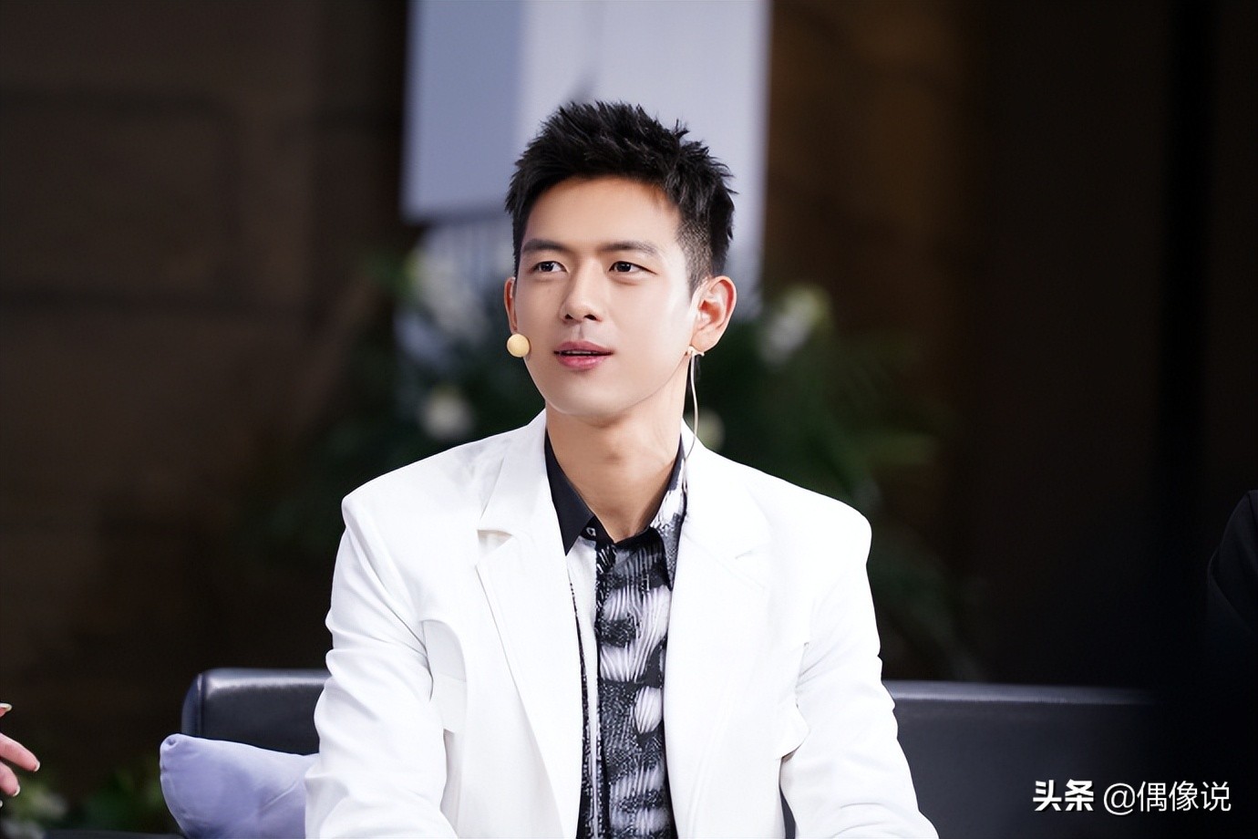 Li Xian shows his abdominal muscles late at night. He has a strong body ...