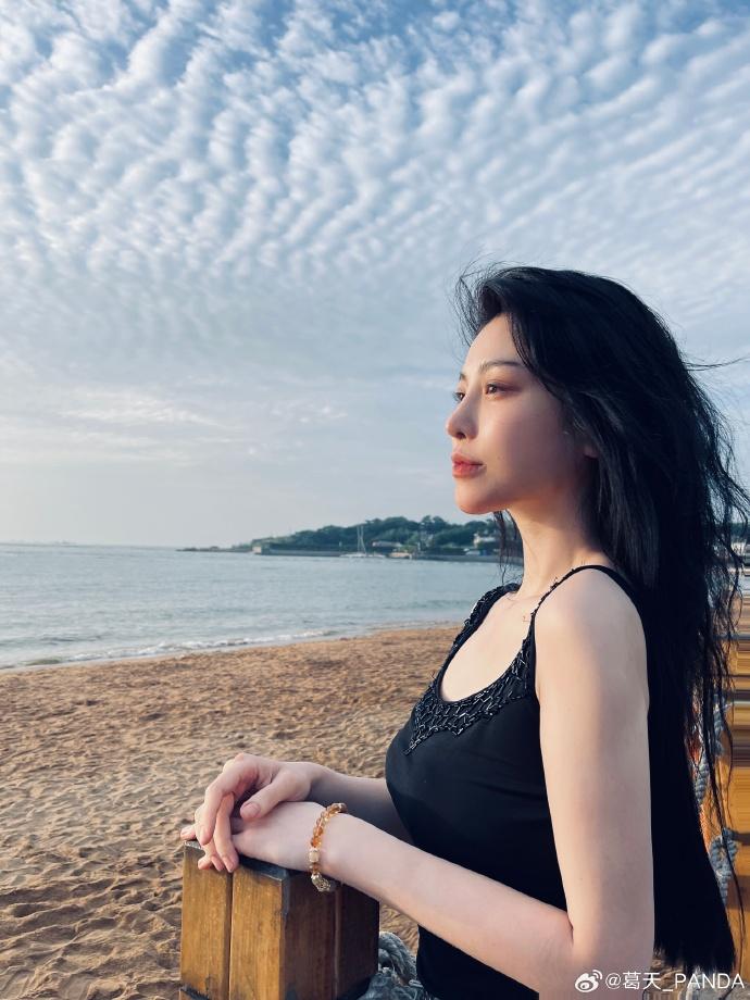 Ge Tian's beautiful life photos expose his side face, exquisite legs ...