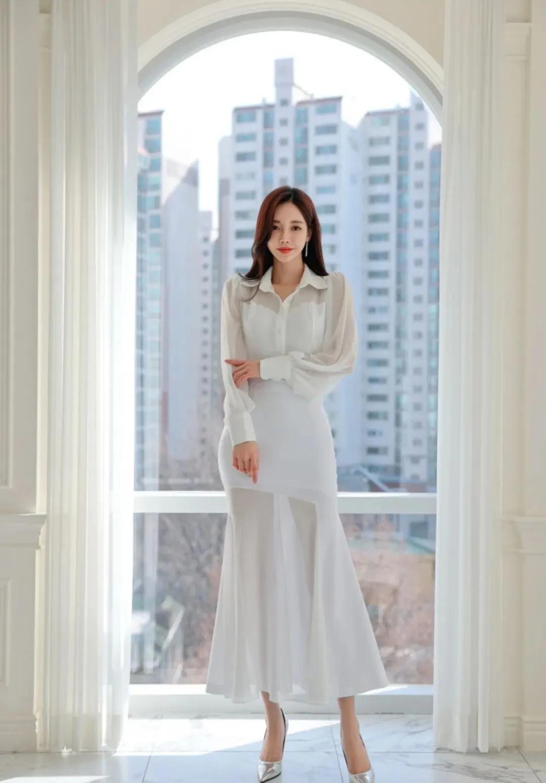 Sun Yunzhu, wearing a white and tender stand-up collar see-through ...