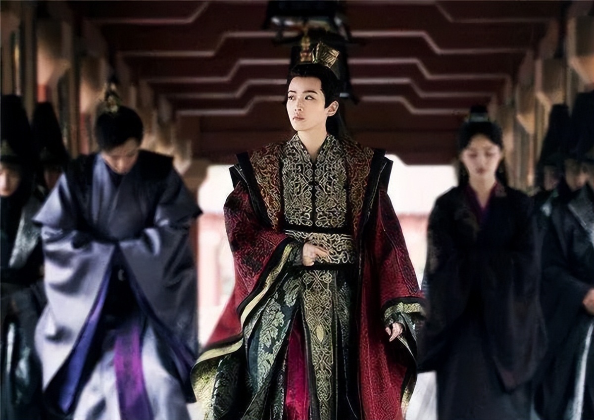 The first emperor: I pass the throne to you, the minister: I don't want ...