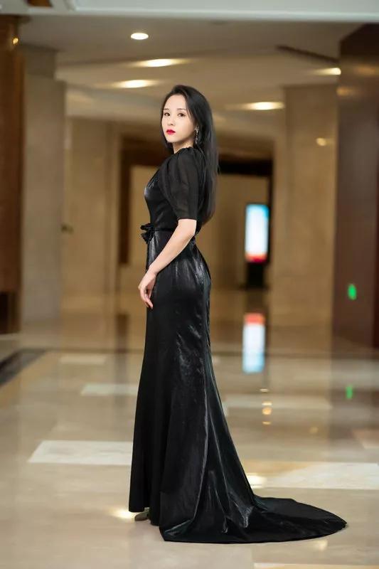 Charismatic actress Liu Jingyi - iNEWS