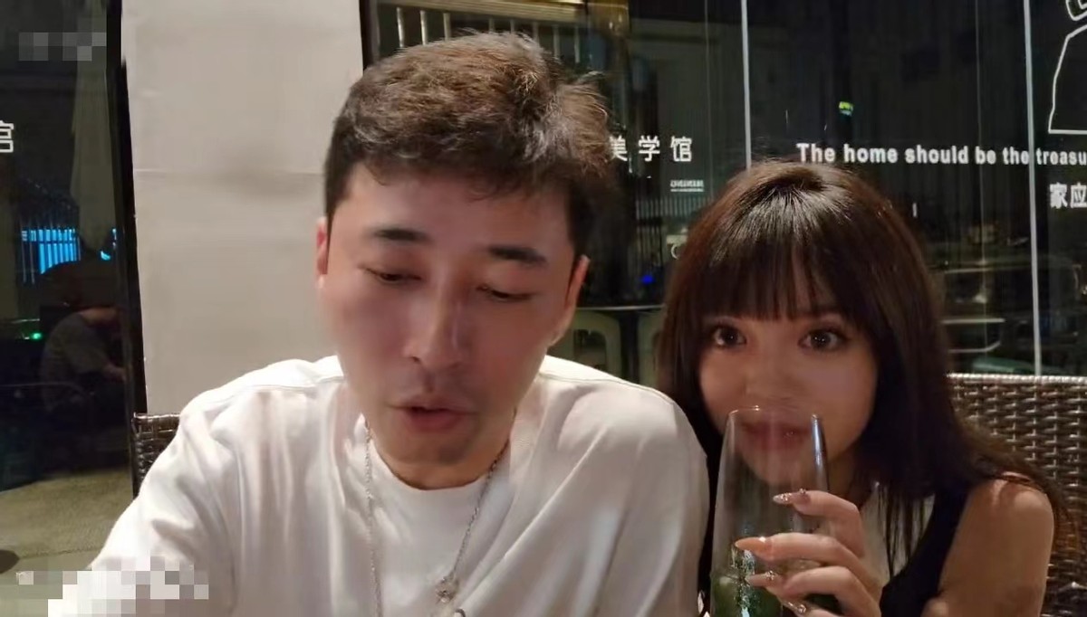 Qian Xiaojia teased the beauty and bragged happily and did not beat the belly draft, fans: don't ...