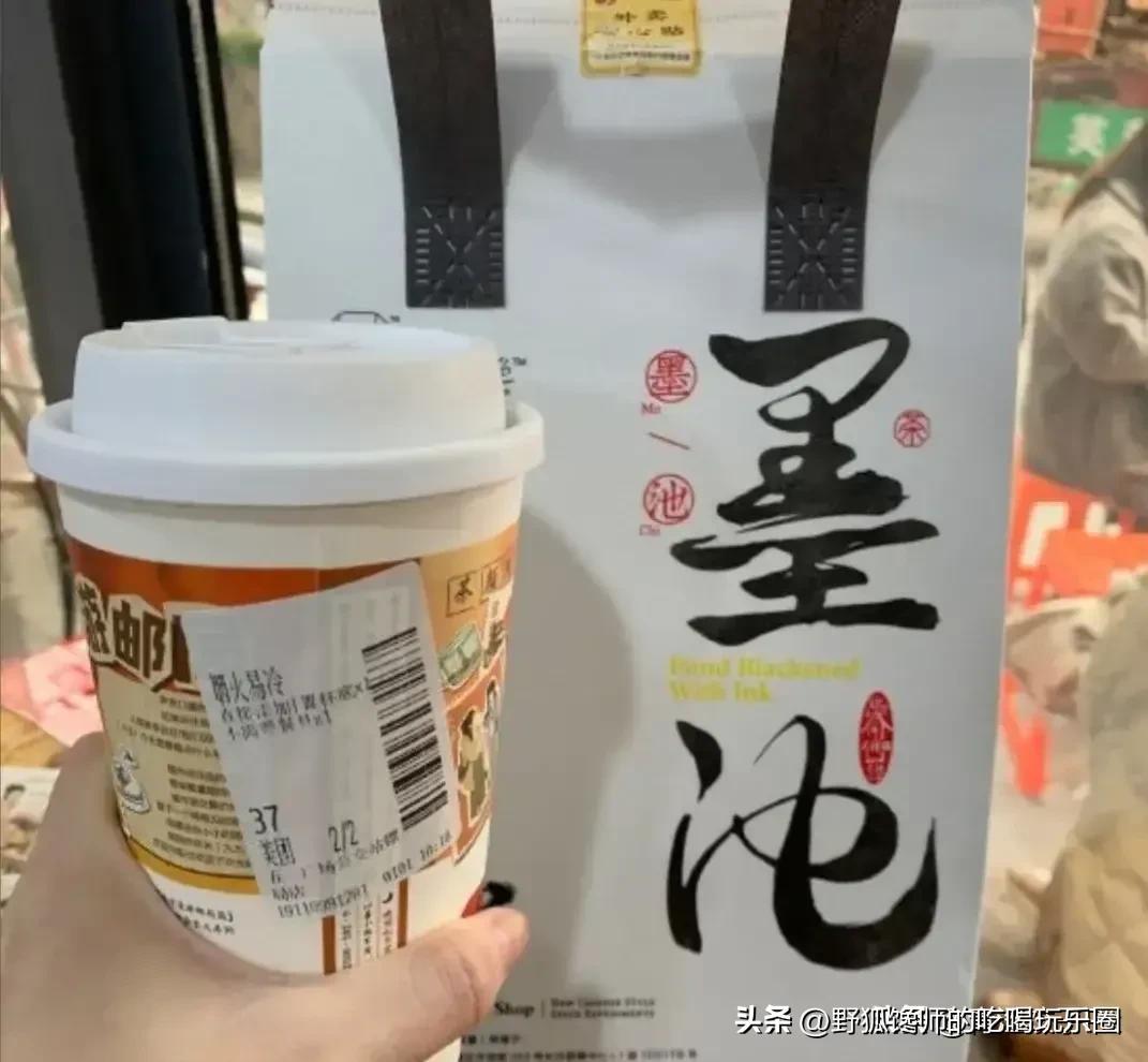 There are two milk tea shops in Wubu, Changsha Pedestrian Street: the ...