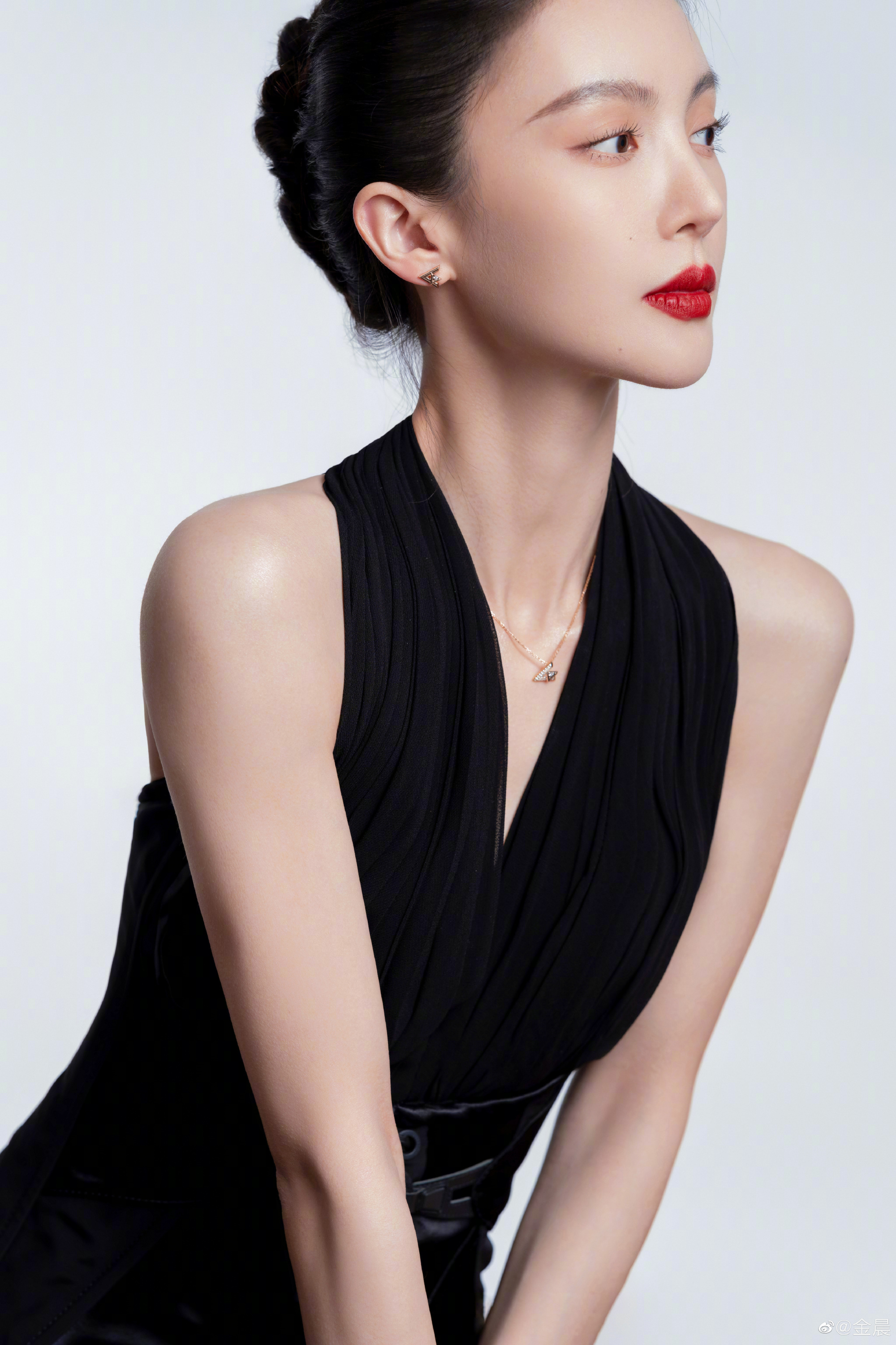 Jin Chen posted a response to the new drama's second and third changes: It is the bounden duty ...