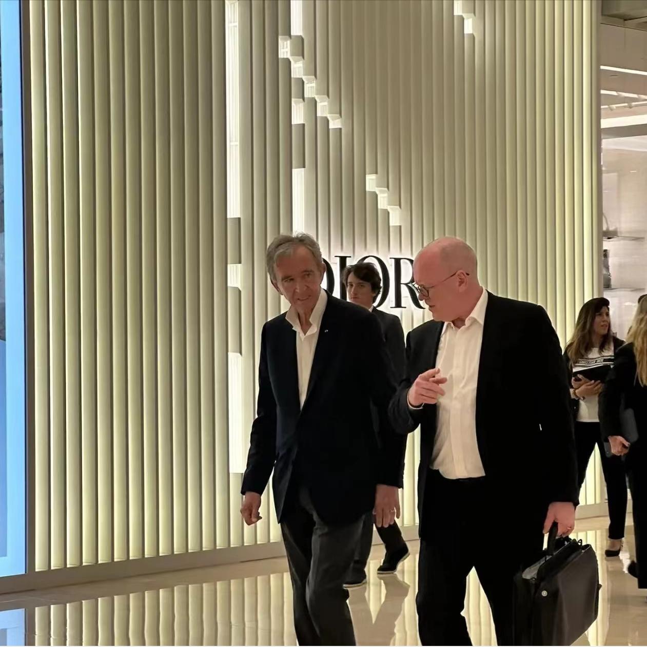 Arnault, President of LVMH, visited the store in Chengdu - iNEWS