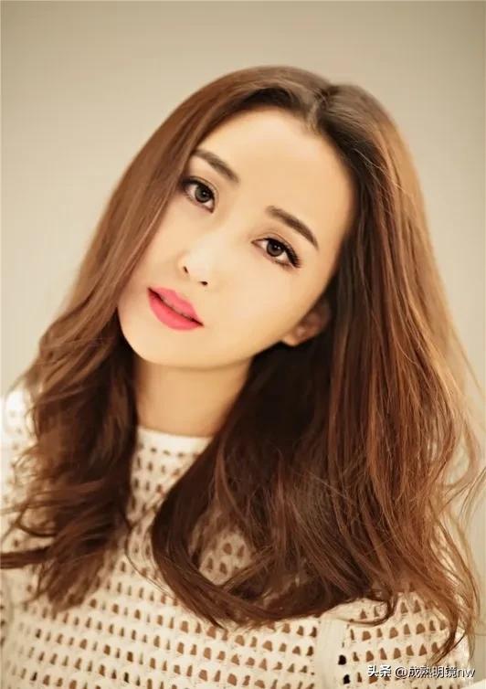 The charming Du Ruoxi is exquisite and elegant, showing charming ...