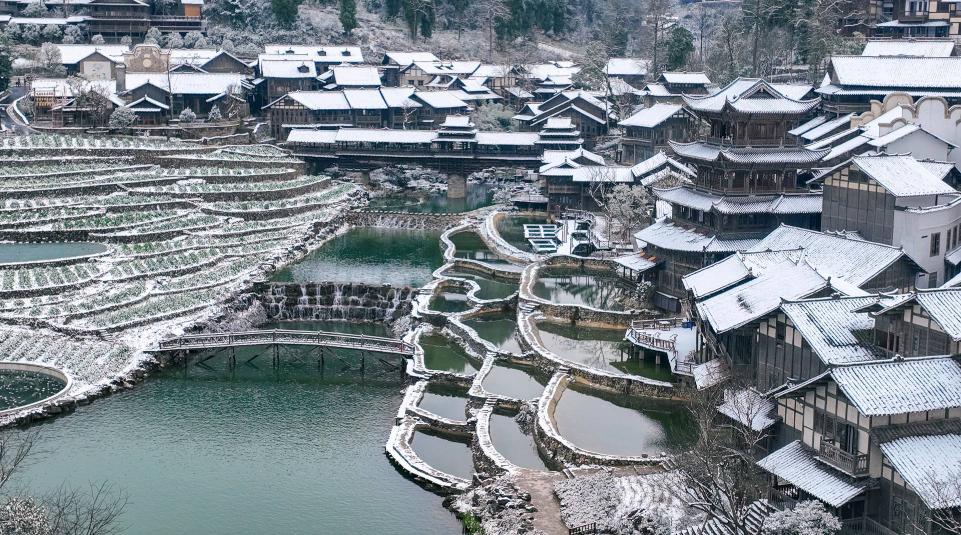 Wujiang Village is full of snow in spring, and the snowy scenery is ...