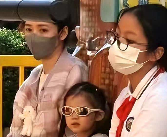 Father-daughter time, Xiang Zuo's daughter looks like a giant child ...