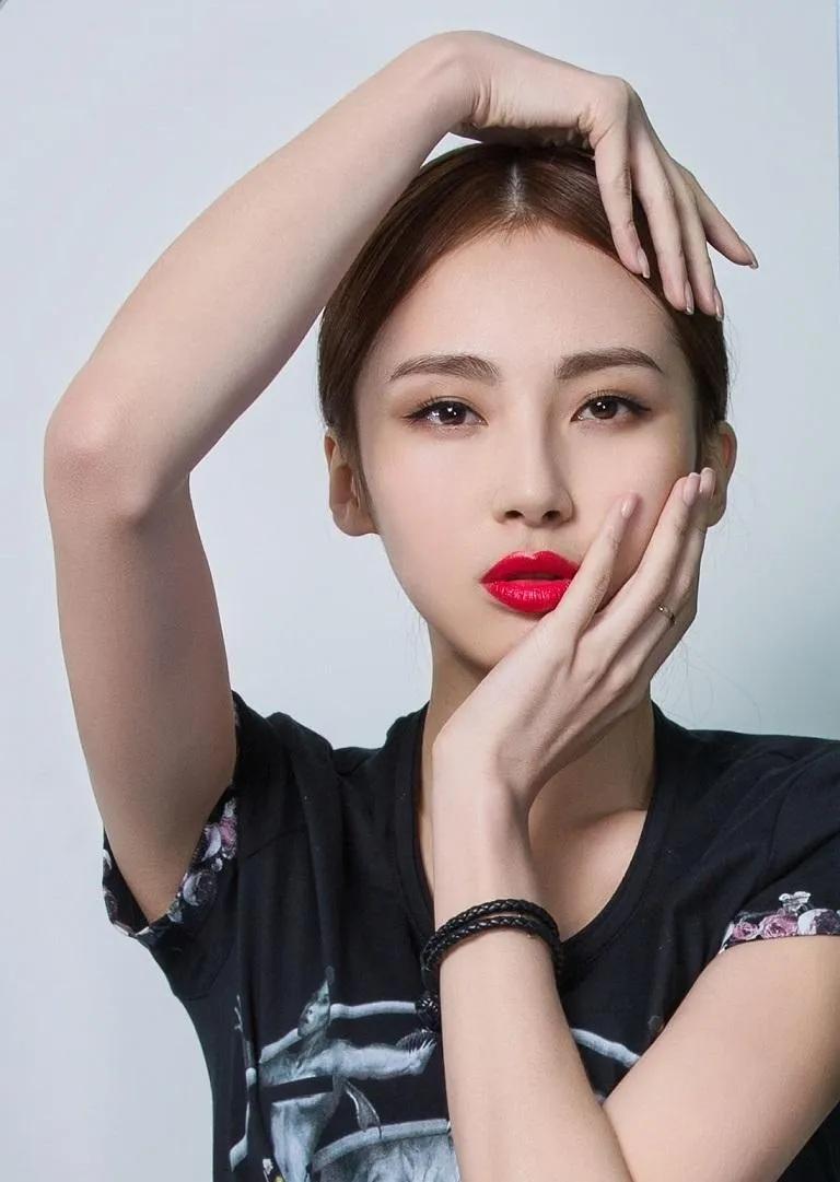 Beautiful star Lu Chen's photo is beautiful and her eyebrows are bright and beautiful - iMedia