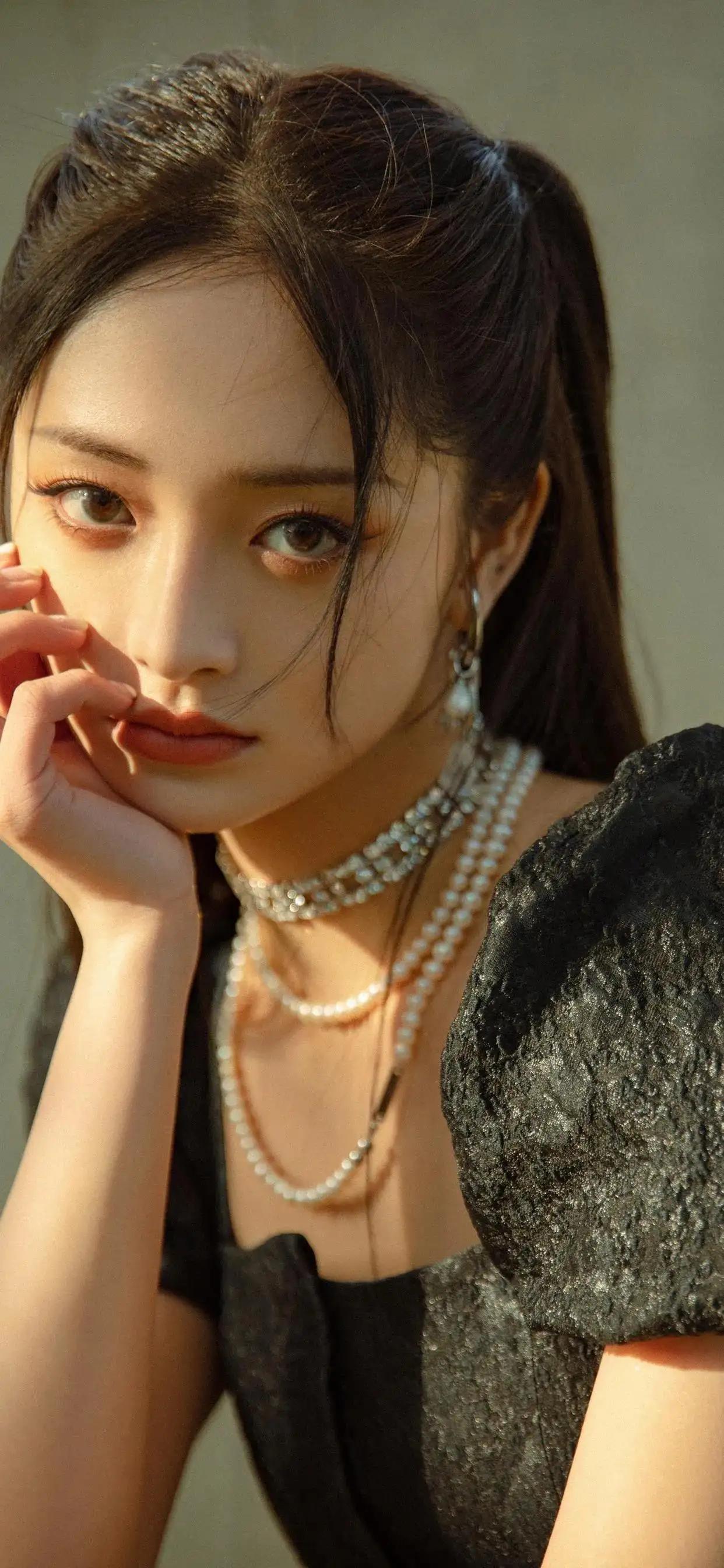 Mainland female singer Zhou Jieqiong - iNEWS