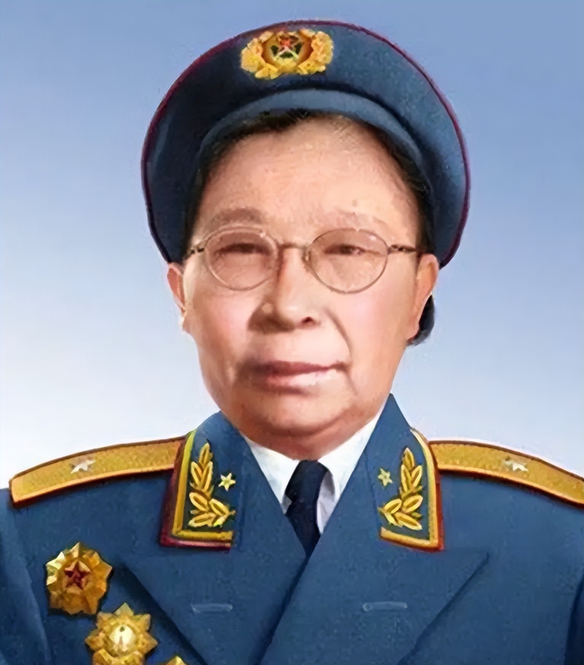 The founding female major general went back to her hometown to visit ...
