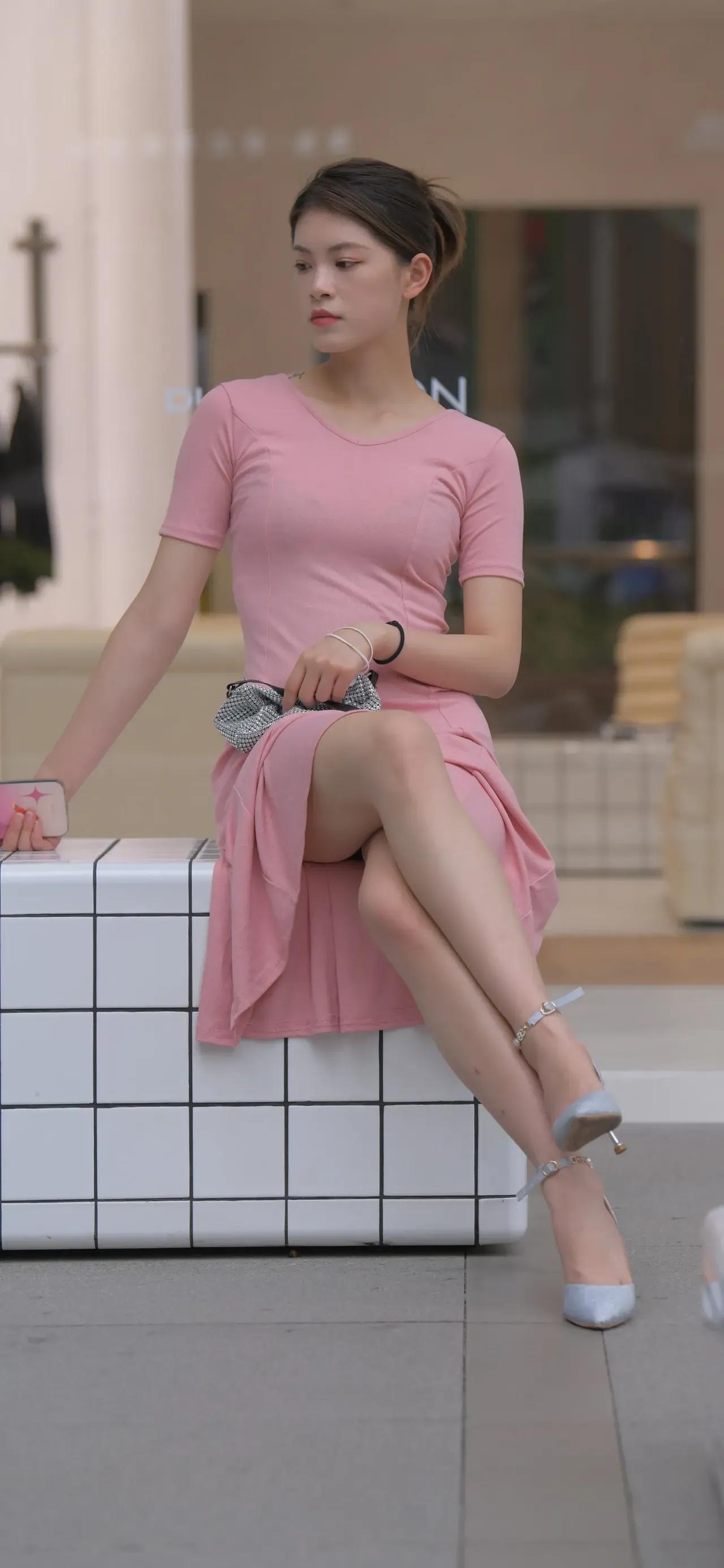 Follow a beautiful girl (28) - iNEWS