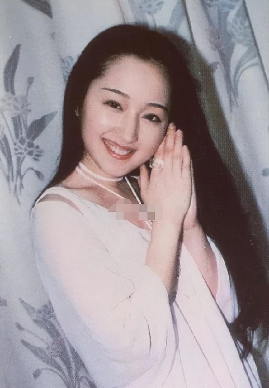 52-year-old Yang Yuying is pregnant? Wearing a tight long skirt, with a ...