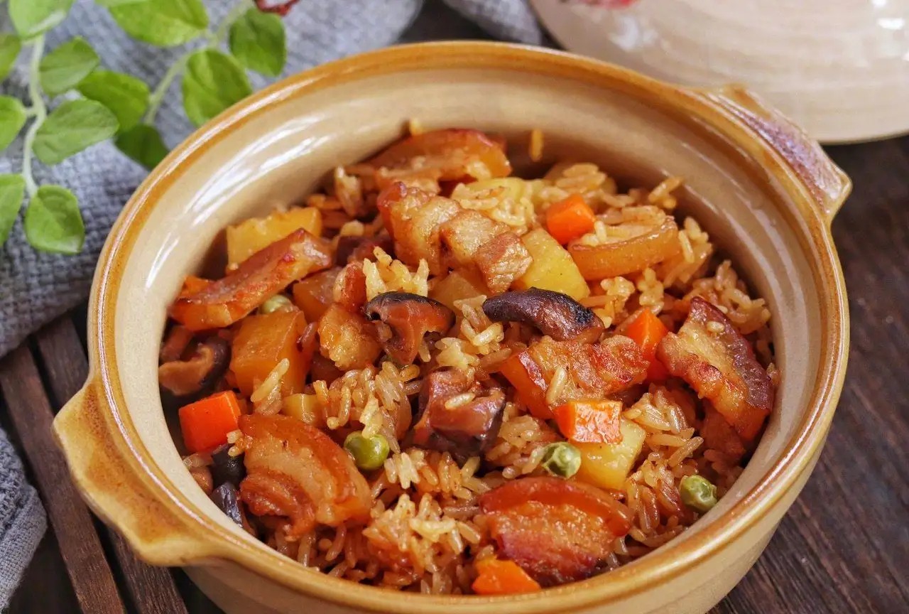 Teach you the nutritious pork belly and potato stewed rice, simple and ...