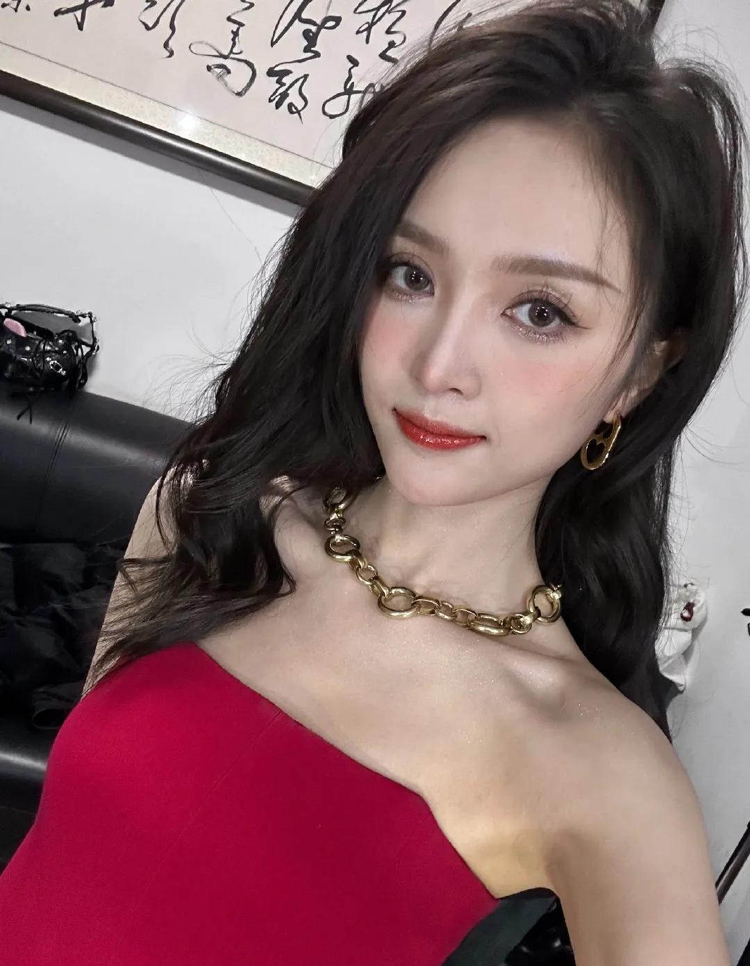Wu Xuanyi can learn from Ju Jingyi to take selfies, but there is a big difference between female ...