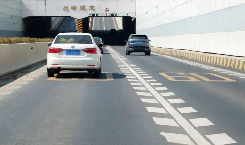 There are more and more "fishbone lines" on the road, how can I drive ...