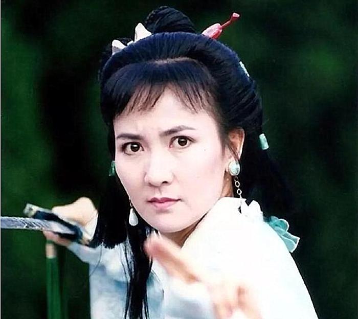Watching "The Legend of the New White Snake" again, I found that Fahai ...