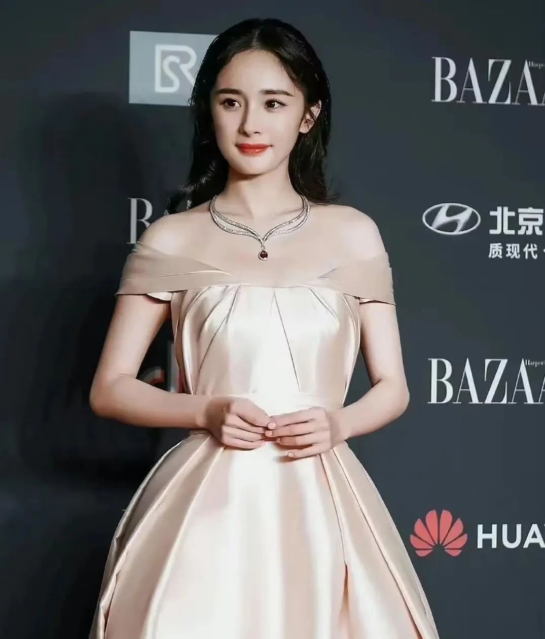 To avoid Li Xiaofeng? Yang Mi refused to attend fashion events, Tang Yan refused to sit with ...