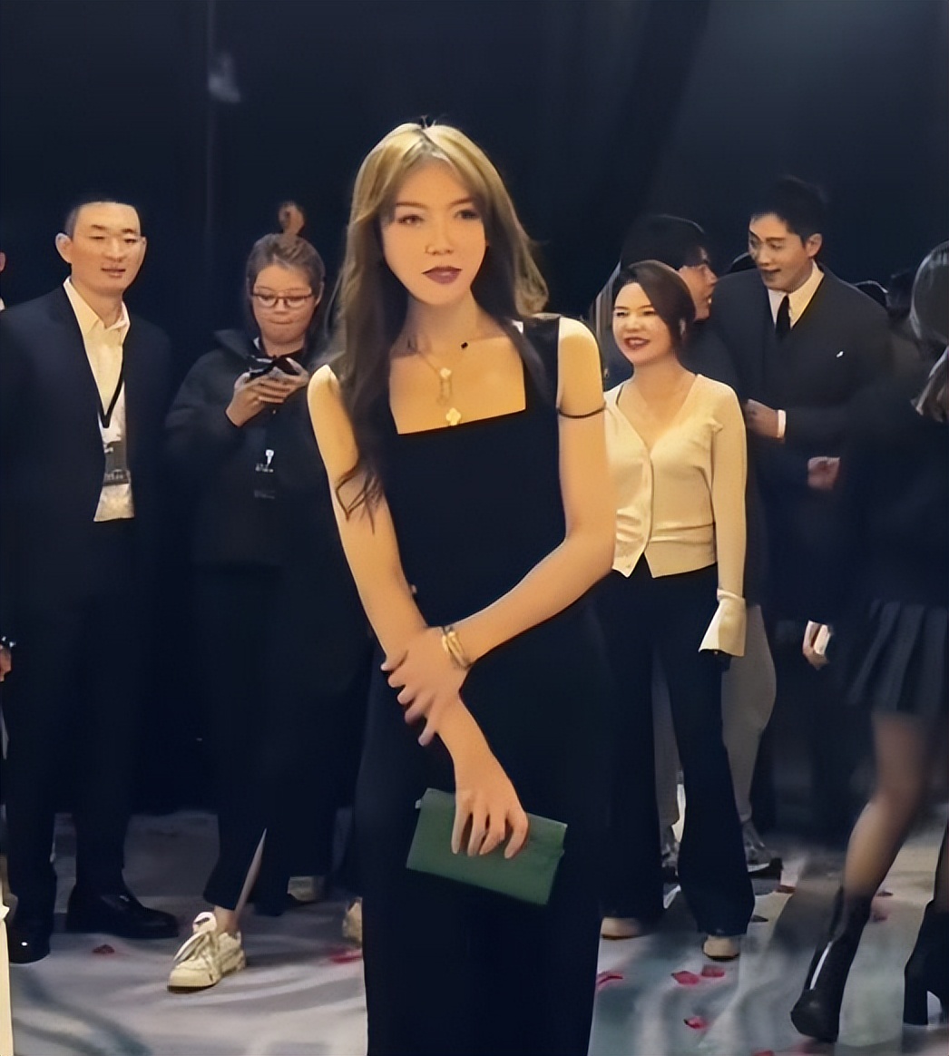 Internet celebrity "Lang Wei Xian" wears a navel-baring dress, and the ...