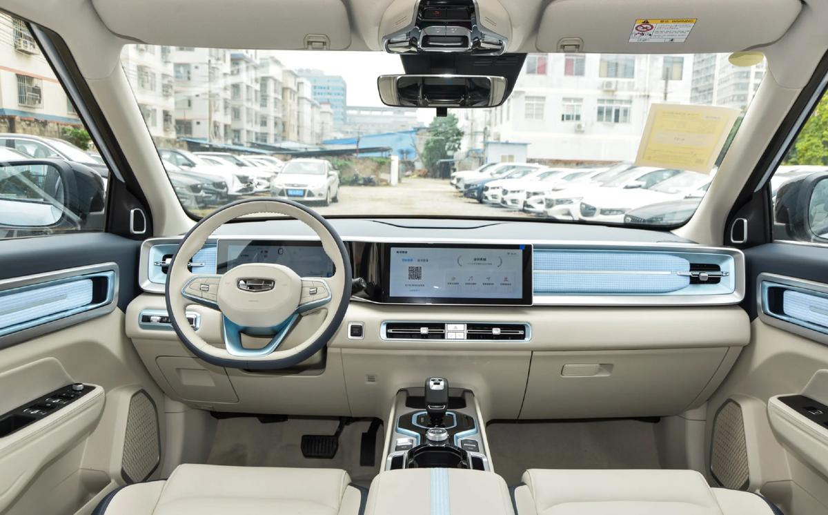 What is the most romantic thing in shallow summer in May? Drive the protagonist of Geely ICON to ...