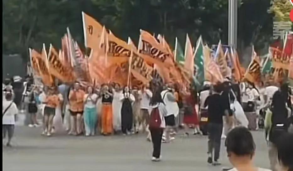 I really don't know what to say about the crazy behavior of TFboys fans ...