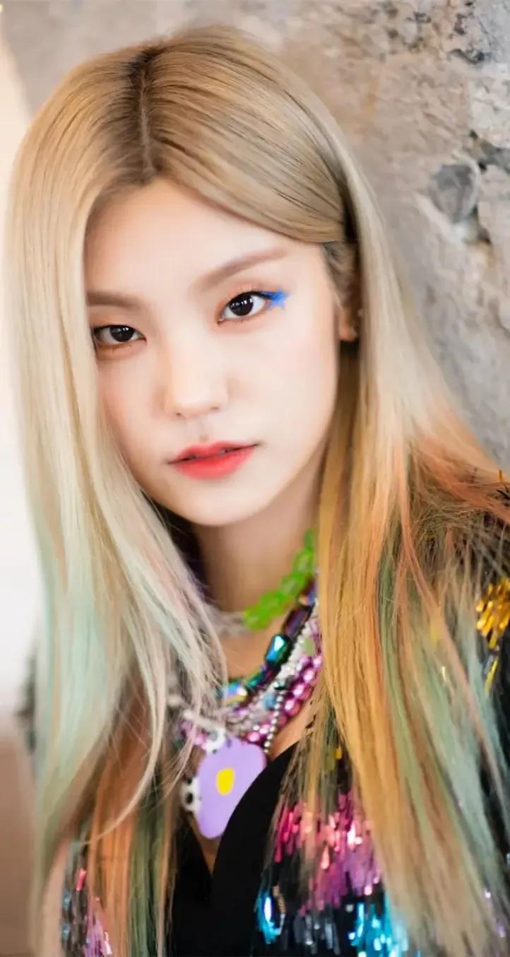 South Korean female singer Huang Lizhi - iNEWS