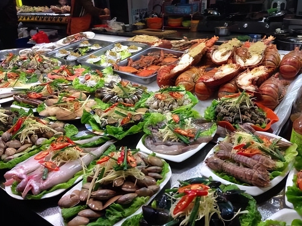 The most famous food street in Beihai, seafood is everywhere, take ...