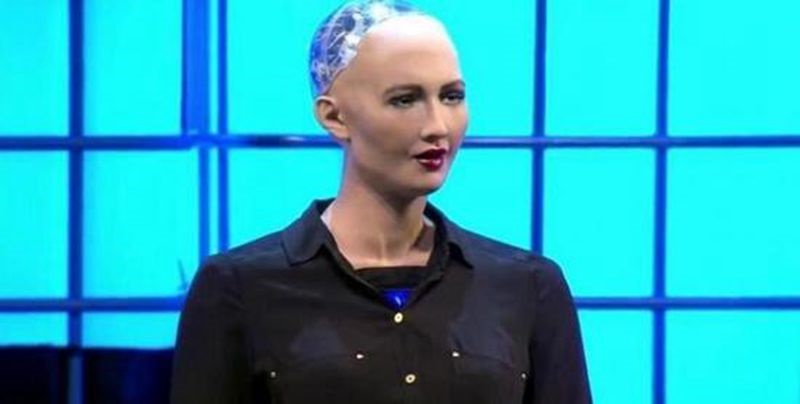 The bionic female robot was looted, the internal structure was exposed ...