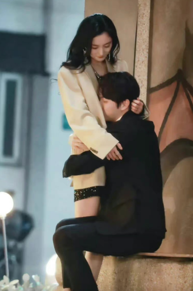 This is too high, right?Yang Mi and 9-year-old Xu Kai film a kiss scene, and the tyrannical ...