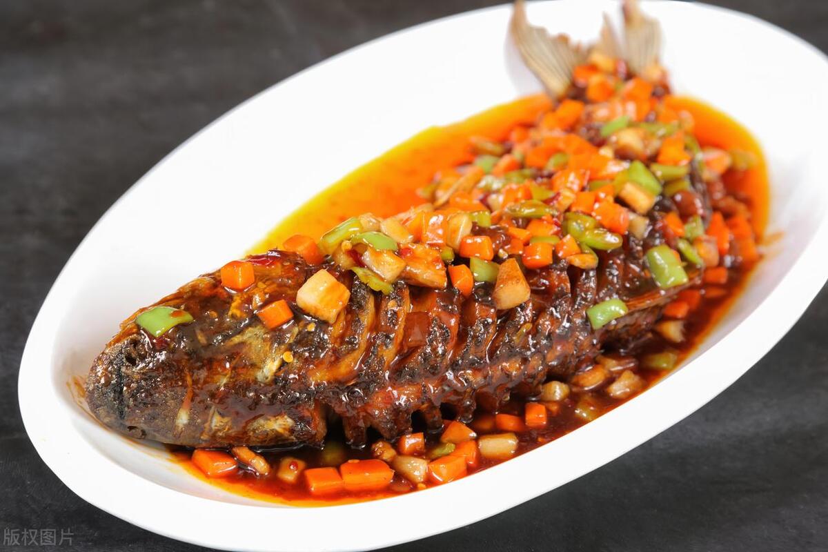 Grilled carp is a traditional Chinese dish - iMedia