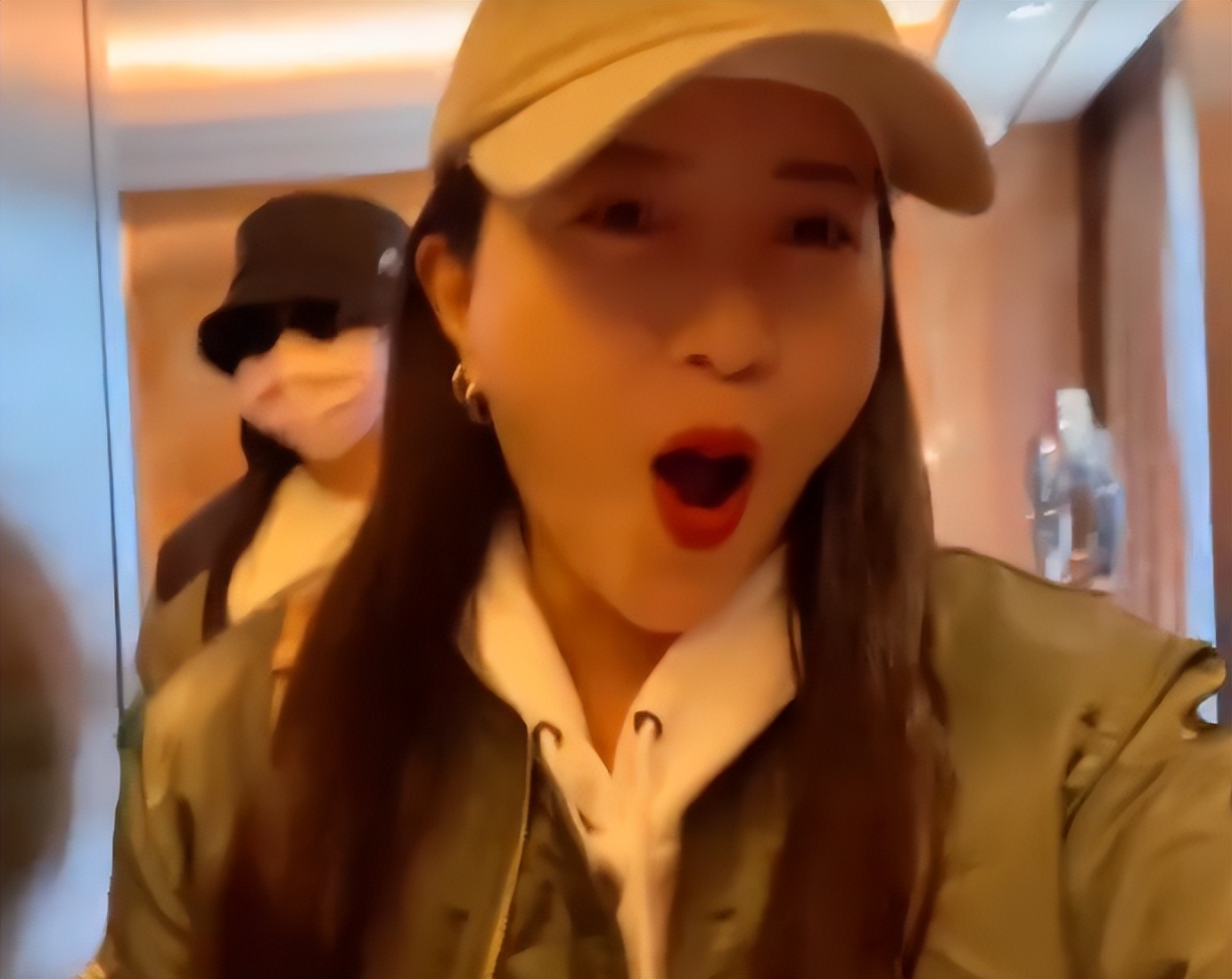 The Bao Beier family is so down-to-earth!Eating instant noodles with my ...