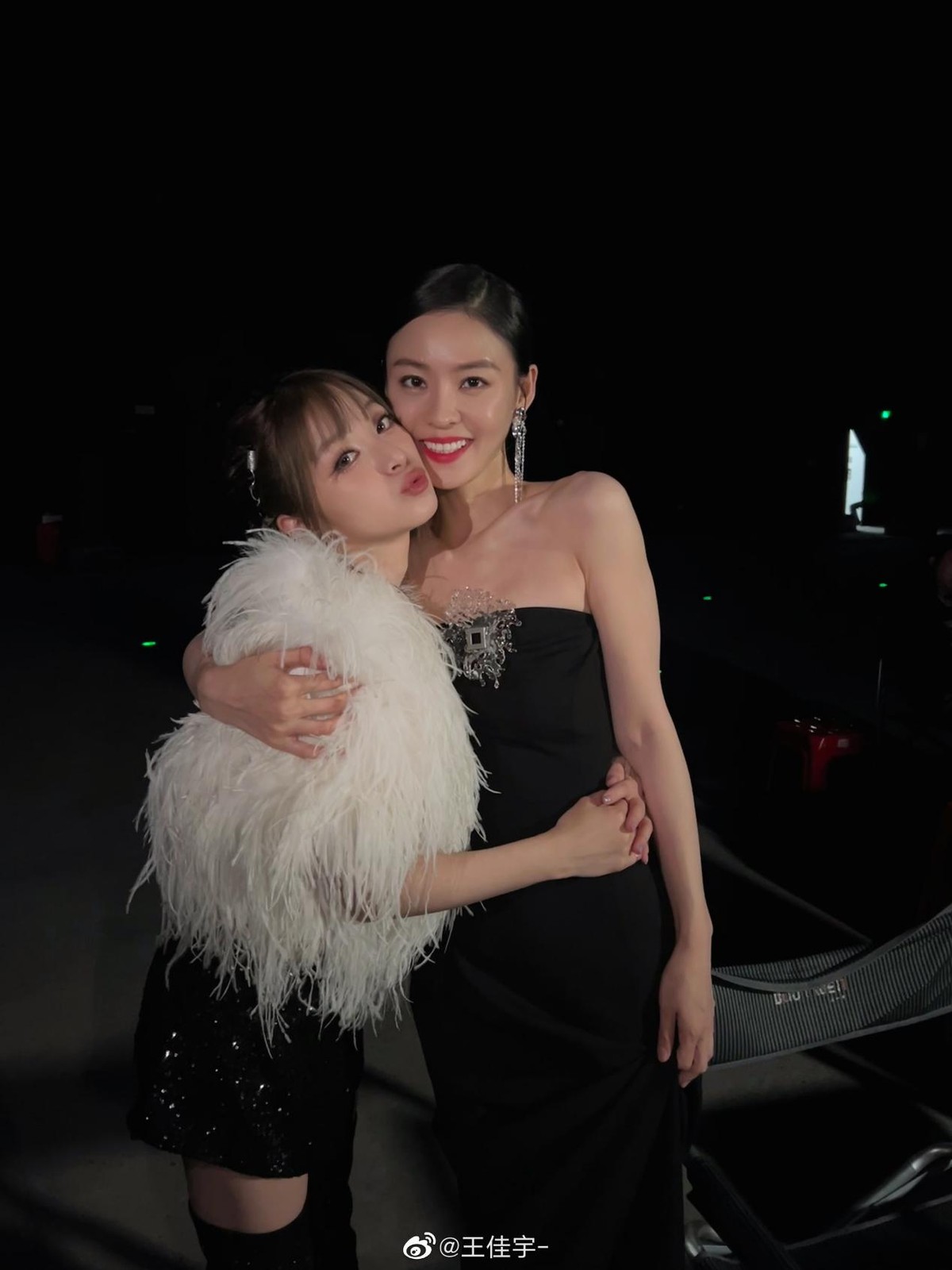 Yu Wenwen canvassed for her, Mei Yili Ya was kissed by her, Wang Jiayu's popularity is ...