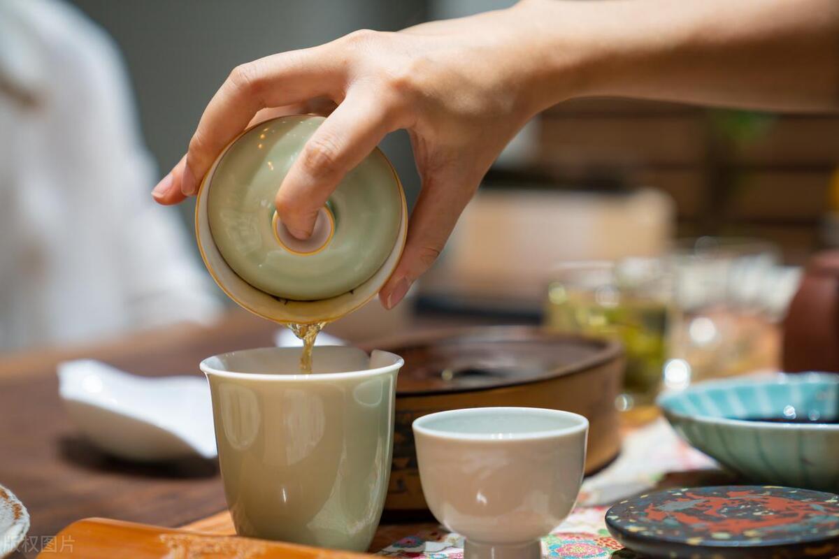 Which is healthier, drinking water or drinking tea? Doctor: make it ...