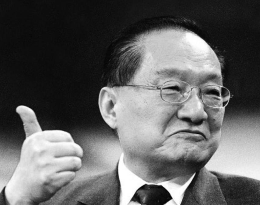 In 1981, Deng Xiaoping received Jin Yong, Jin Yong was late, Deng Gong ...
