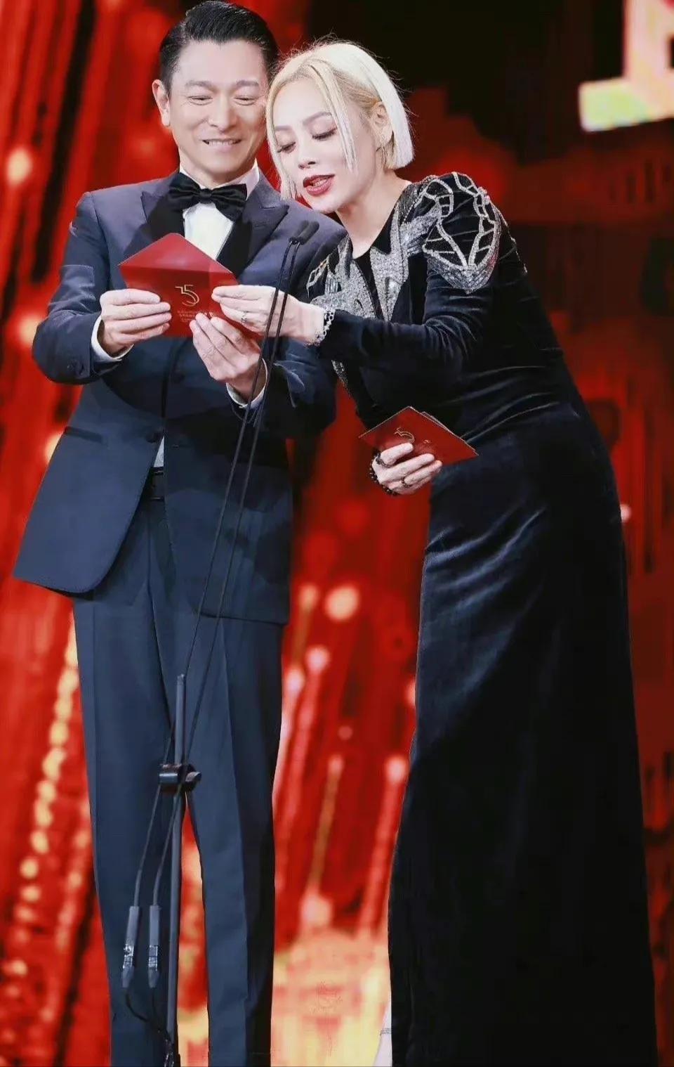 It's the red carpet again!Liu Yan returned to the original "sex", Zhang ...