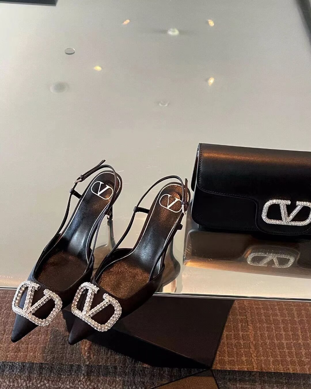Valentino is really a high-heeled shoe with a ceiling. Hua Tuo Tiannu ...