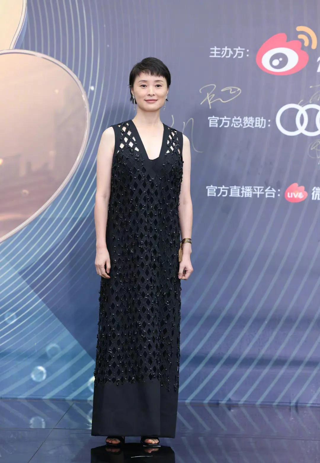 It's hard to describe the look of the actress on Weibo night: Ren Min ...