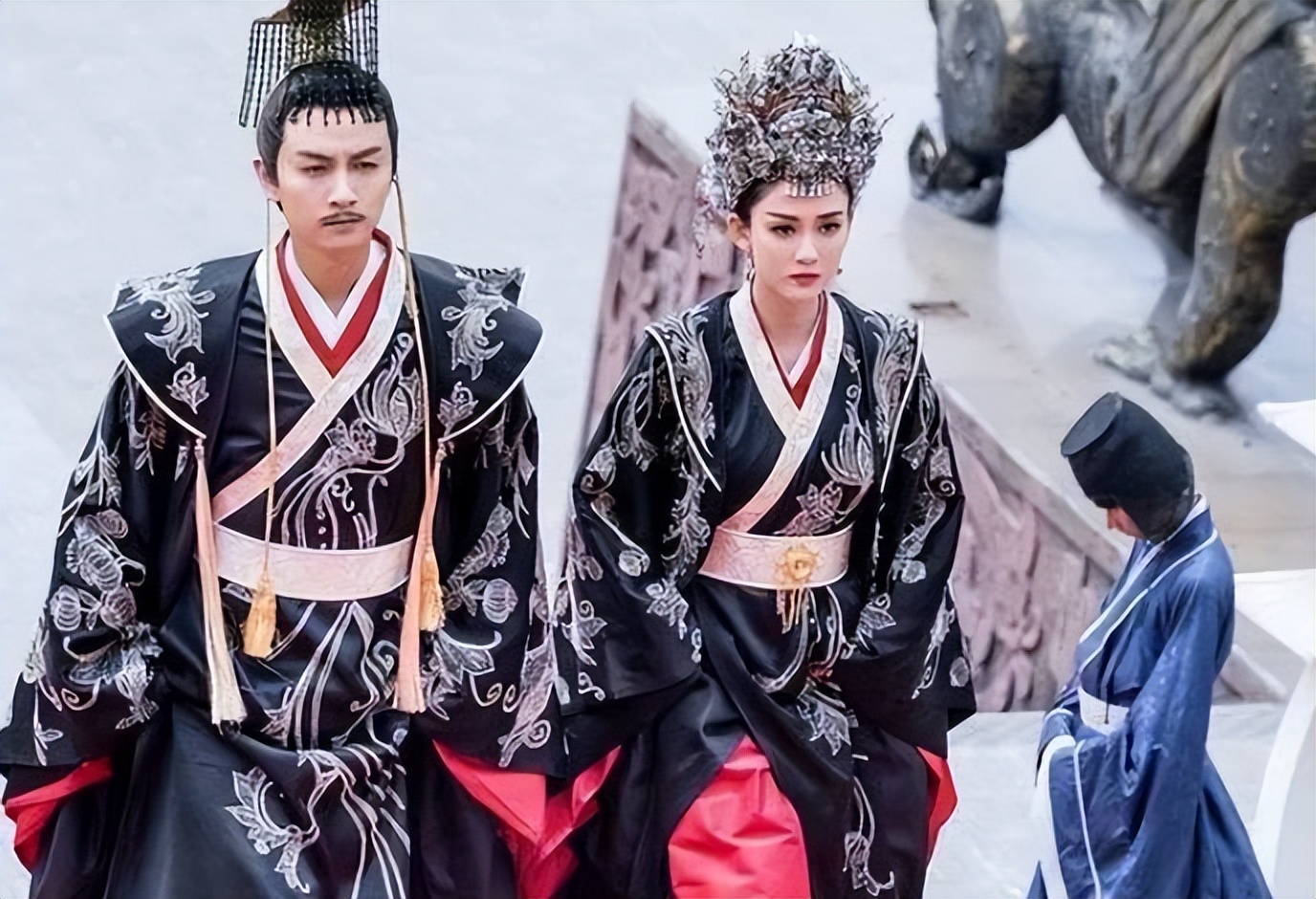 Emperor Wen of the Sui Dynasty went to the early court, but saw that ...