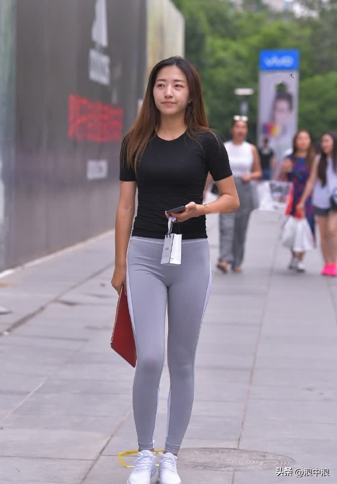 Street shooting: The young lady who wears sports style, has a beautiful ...