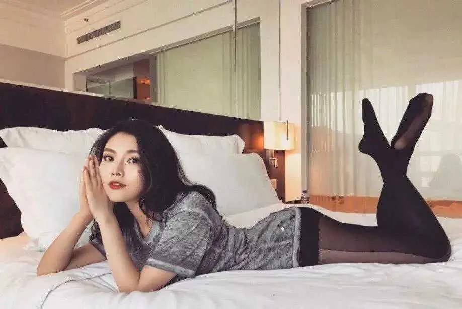 "Sister-in-law" Xu Dongdong made a black silk blockbuster, lying on the bed, and staged a rose ...