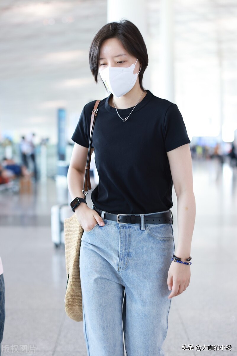 Li Sidani is wearing a black T-shirt + denim straight-leg pants ...