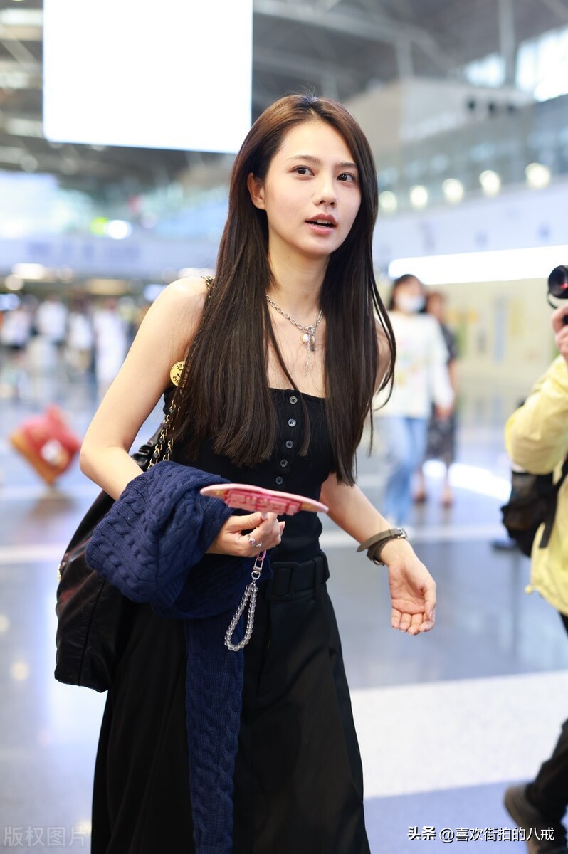 Exclusive: Jiang Peiyao's black look is gentle and sweet, departing ...