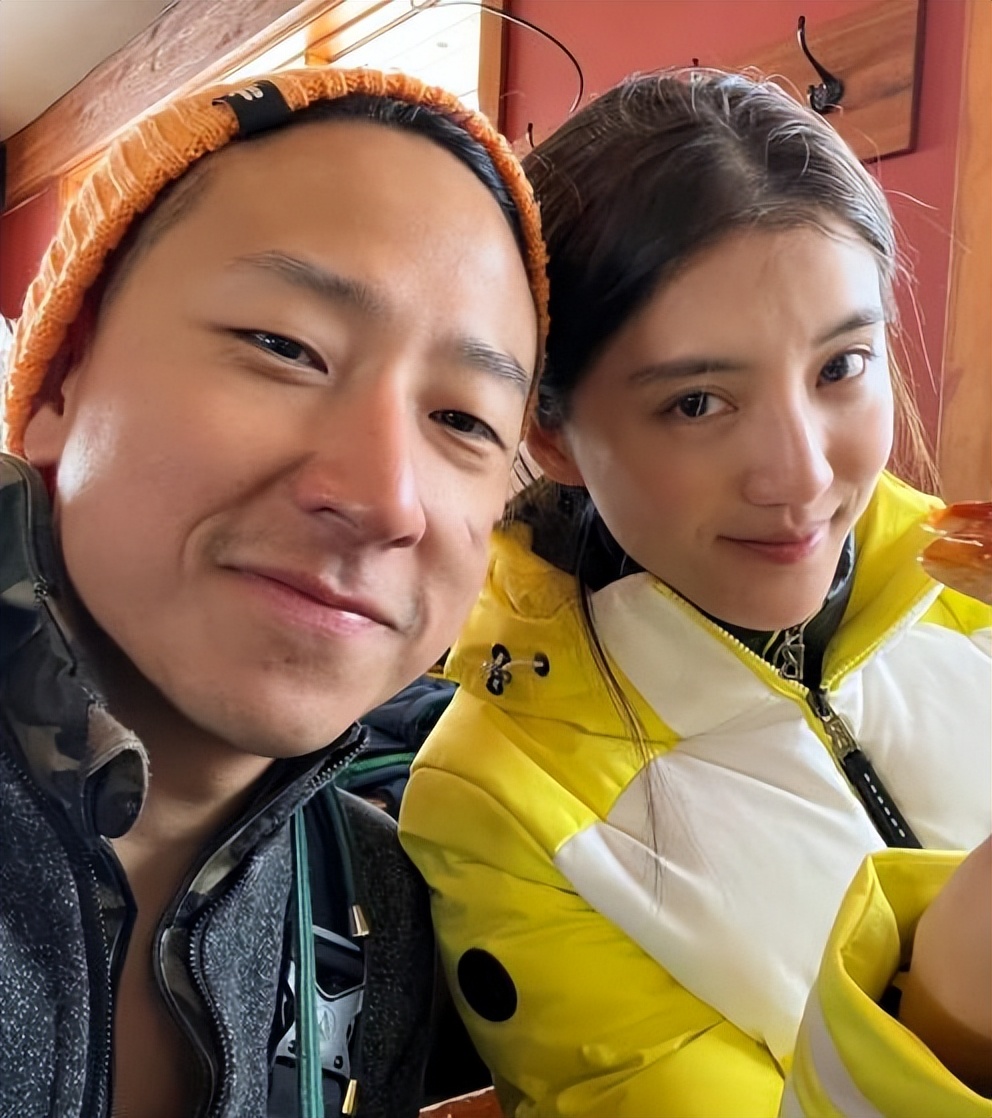 Lin Feng's daughter ate Western food with a knife and fork for the ...