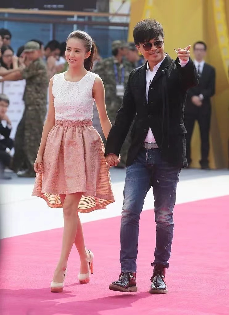Chen Sicheng attended the premiere of Tong Liya's new film and praised ...