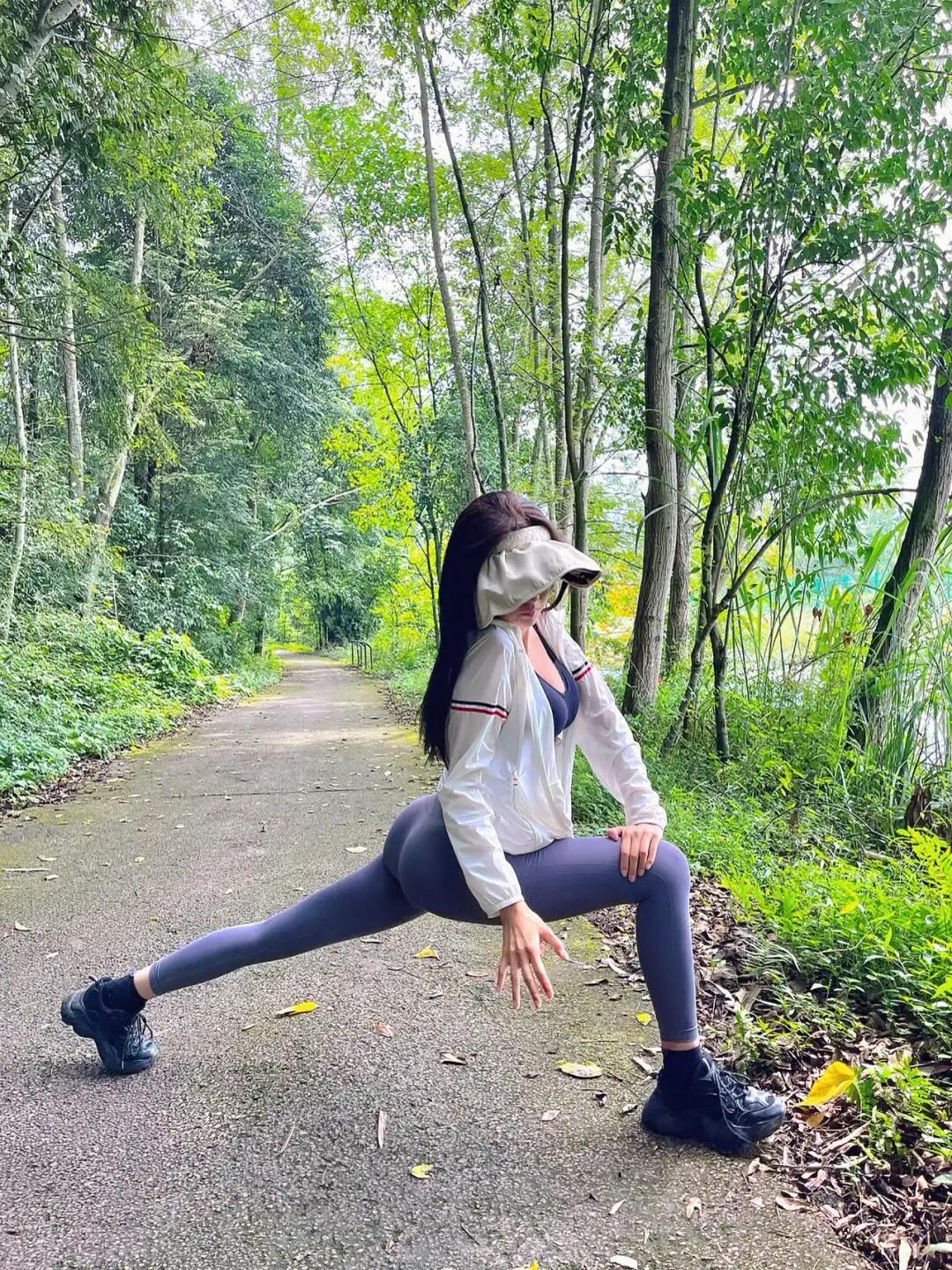 Outdoor mountain climbing "sports goddess" shows off her good figure ...