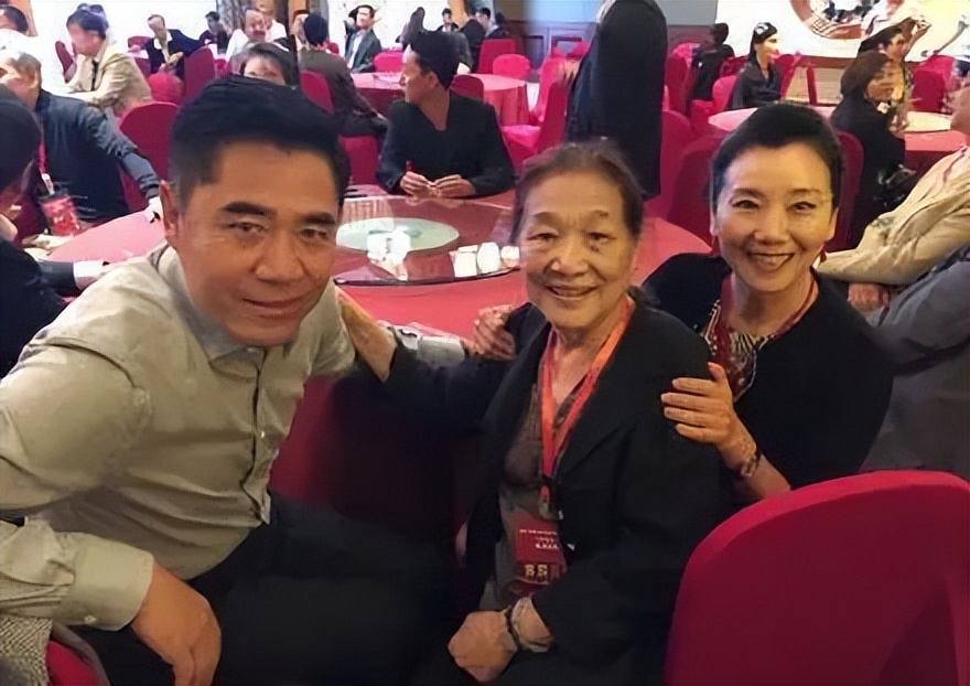 Chen Baoguo and his first love dated late at night, silently following behind Zhao Kuie, with a ...