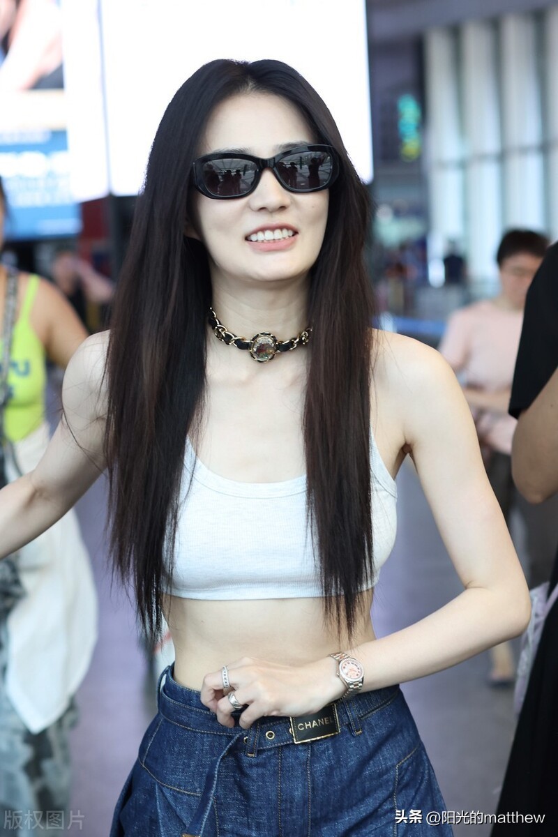 Xu Lu arrives in Beijing, showing off her figure in a short suspender ...