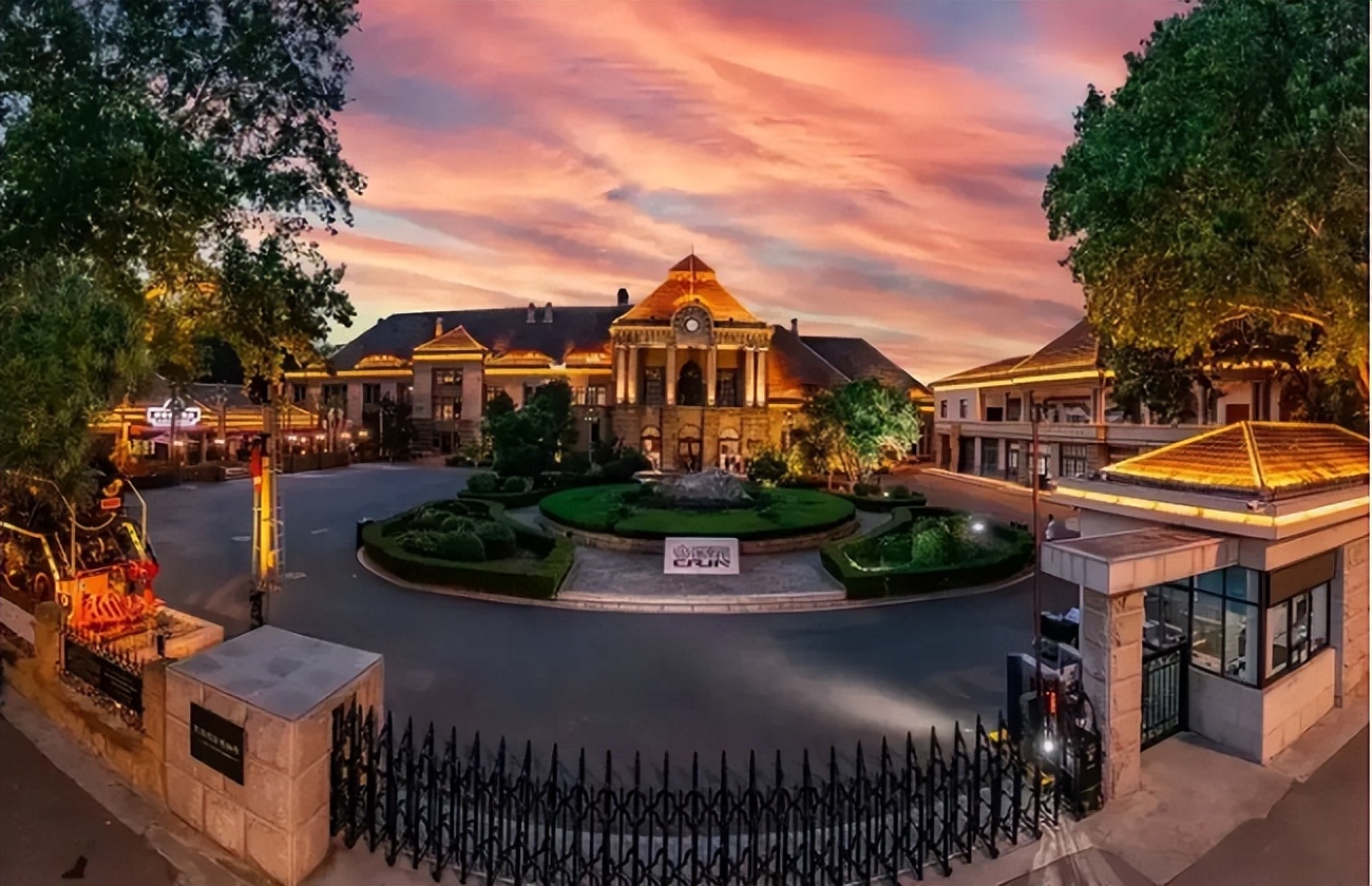 A hundred years of elegance has accumulated in it, and this treasure ...