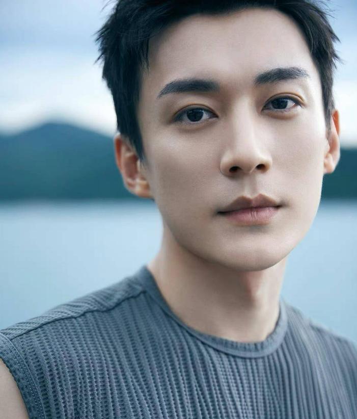 Liu Xueyi's 32nd birthday, Yang Zi voiced his blessings, good looks and ...